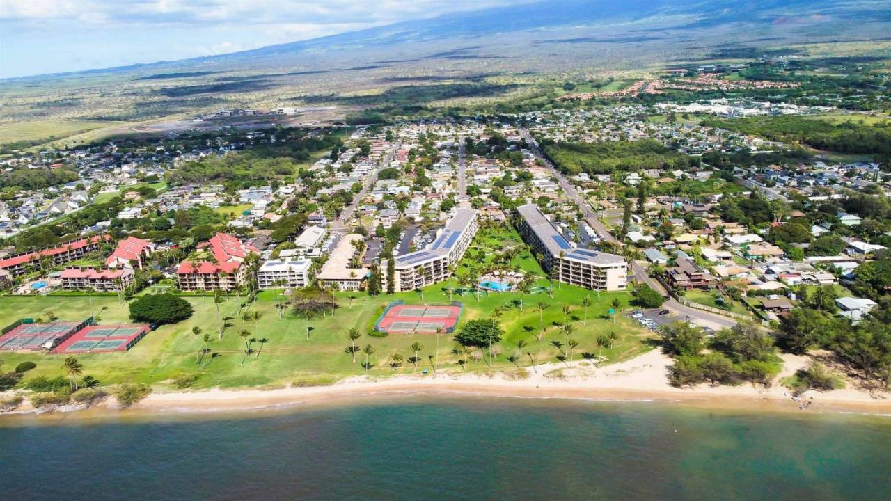 A Beautiful First Floor Unit in Maui Sunset Beachfront Condo Complex ...
